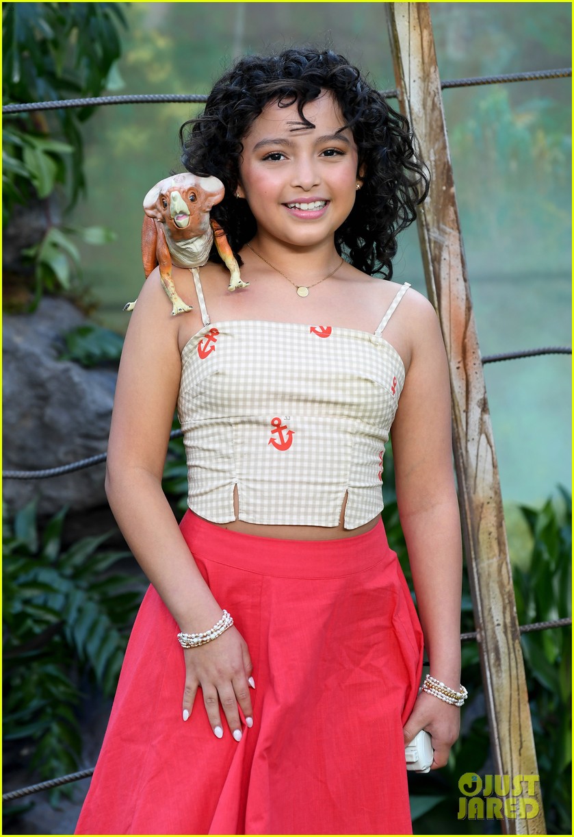 Scarlett Johansson & Jonathan Bailey Share a Red Carpet Kiss at ...