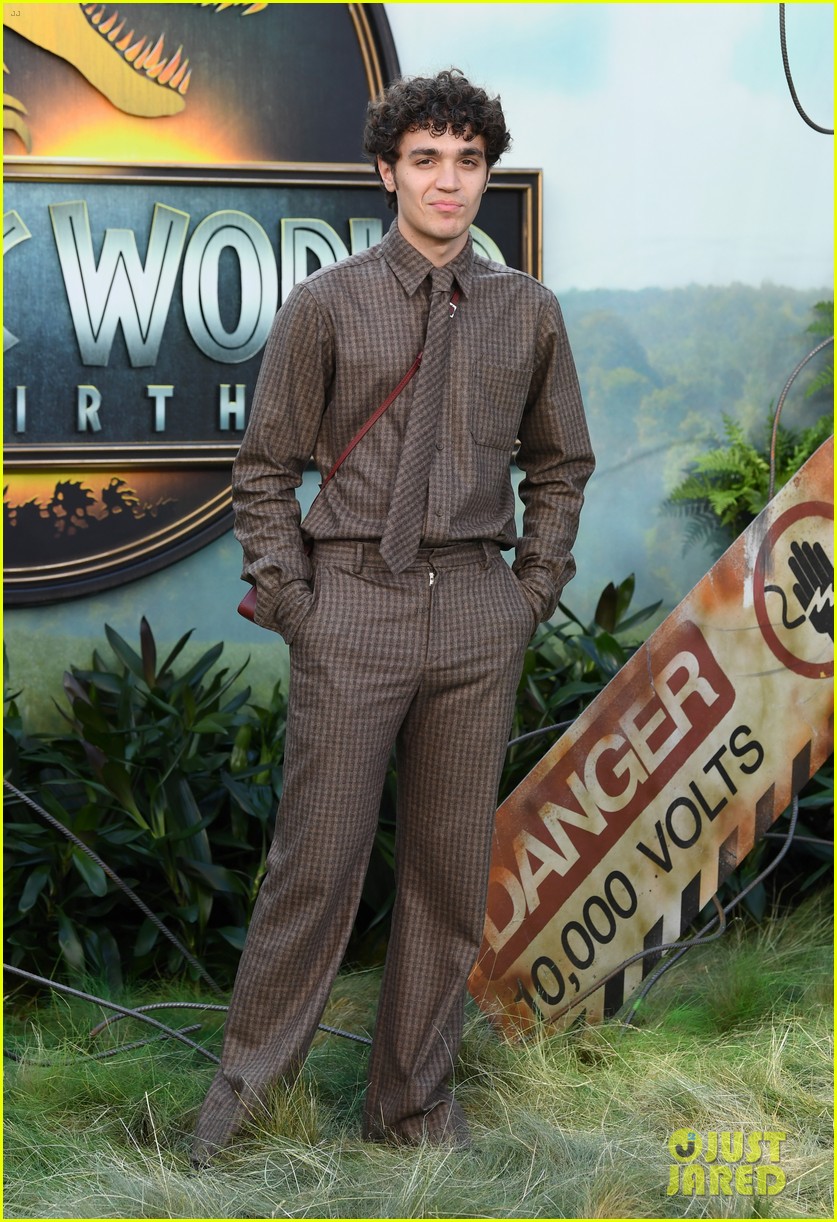 Scarlett Johansson & Jonathan Bailey Share a Red Carpet Kiss at ...