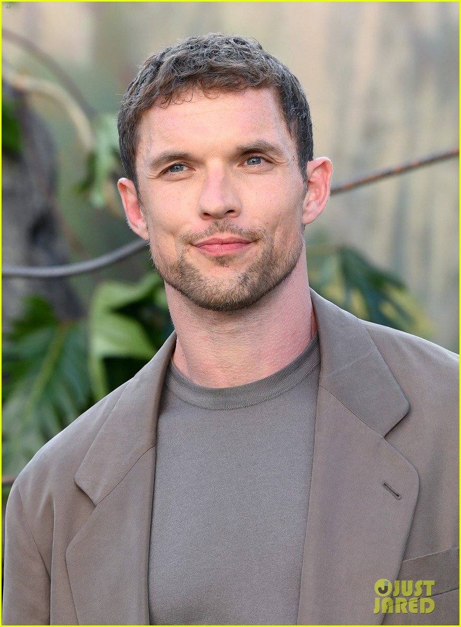 Scarlett Johansson & Jonathan Bailey Share a Red Carpet Kiss at ...