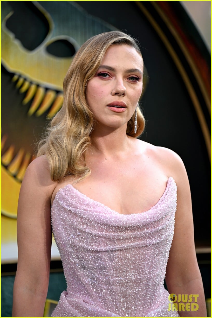 Scarlett Johansson & Jonathan Bailey Share a Red Carpet Kiss at ...