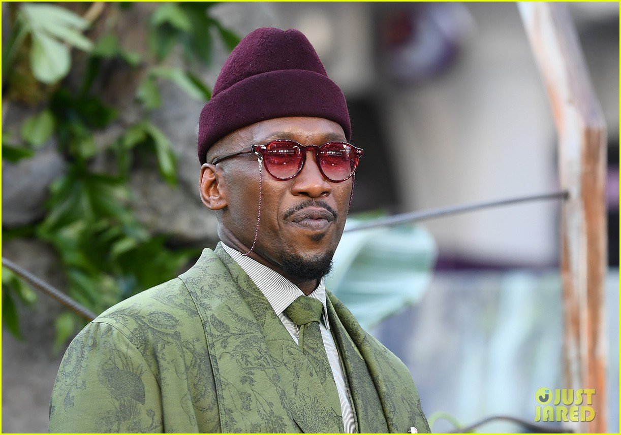 Scarlett Johansson & Jonathan Bailey Share a Red Carpet Kiss at ...