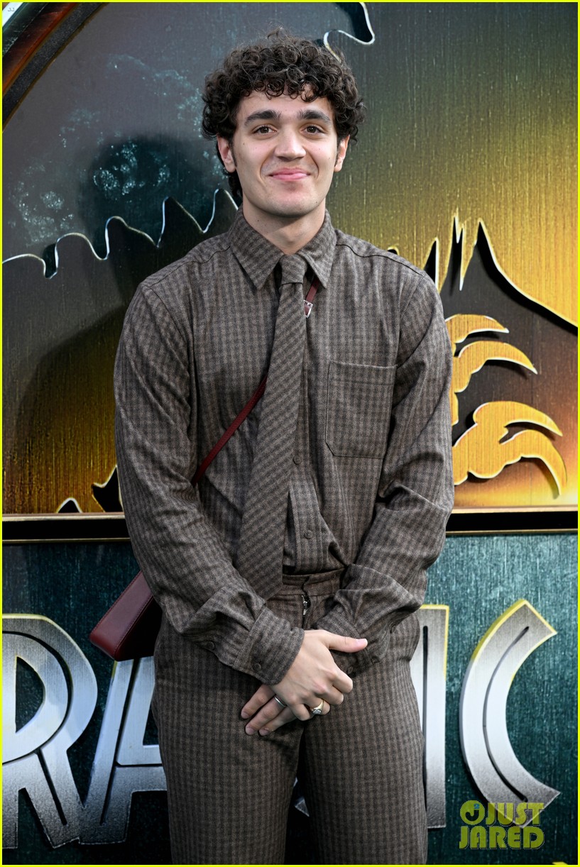 Scarlett Johansson & Jonathan Bailey Share a Red Carpet Kiss at ...