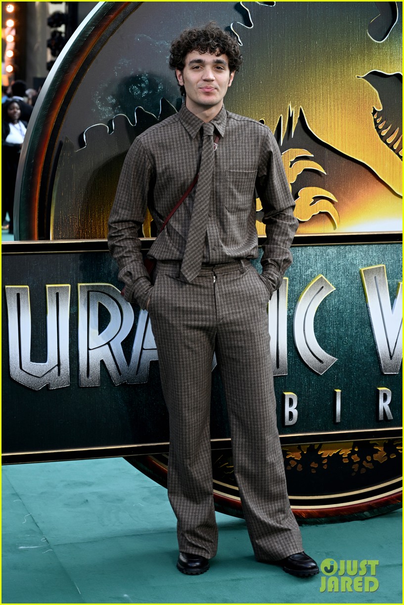 Scarlett Johansson & Jonathan Bailey Share a Red Carpet Kiss at ...