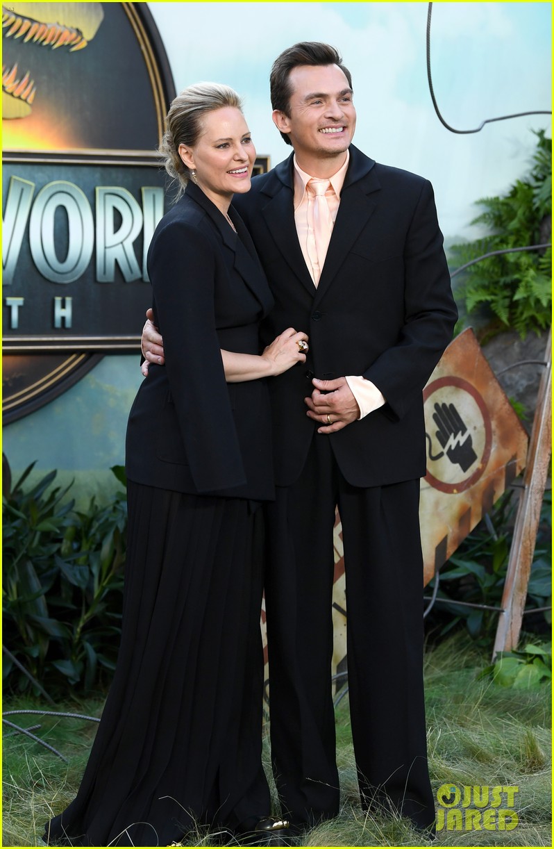 Scarlett Johansson & Jonathan Bailey Share a Red Carpet Kiss at ...