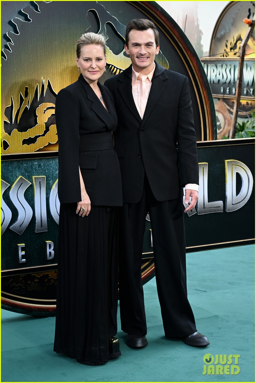 Scarlett Johansson & Jonathan Bailey Share a Red Carpet Kiss at ...