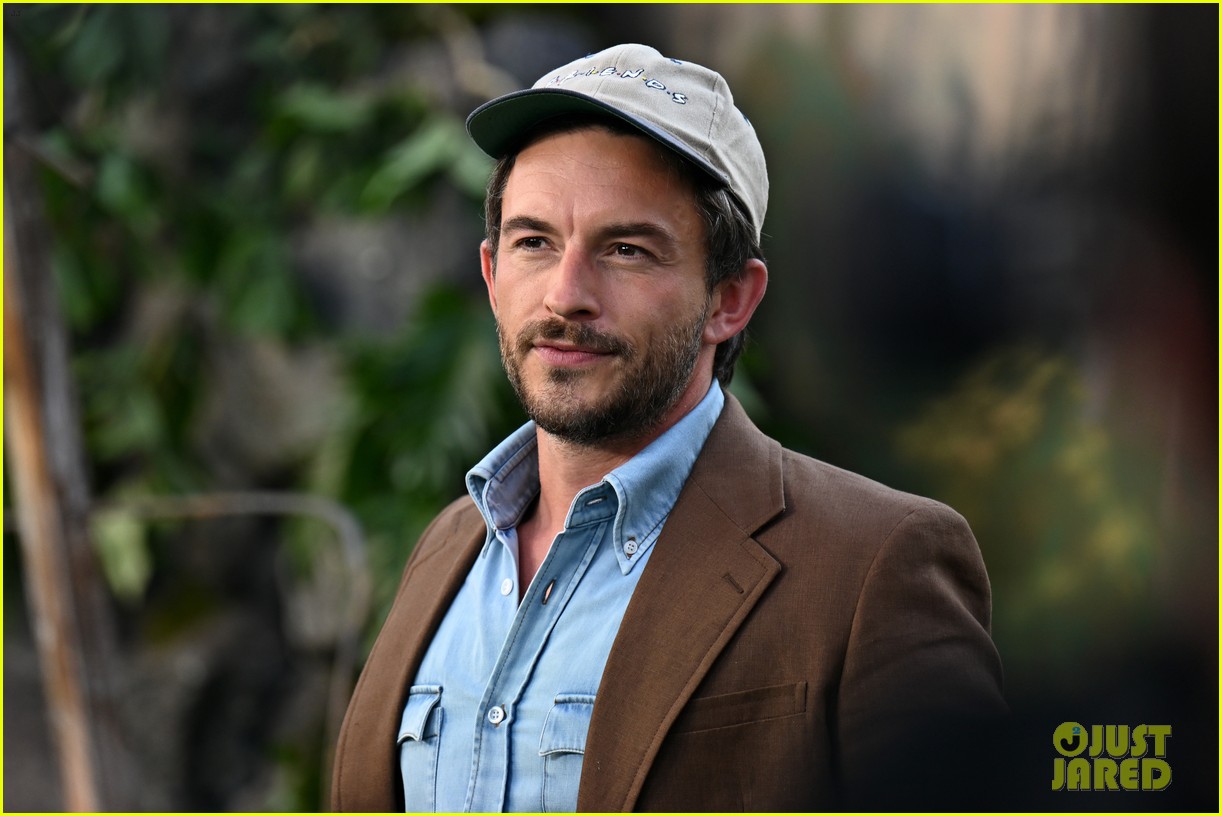 Scarlett Johansson & Jonathan Bailey Share a Red Carpet Kiss at ...