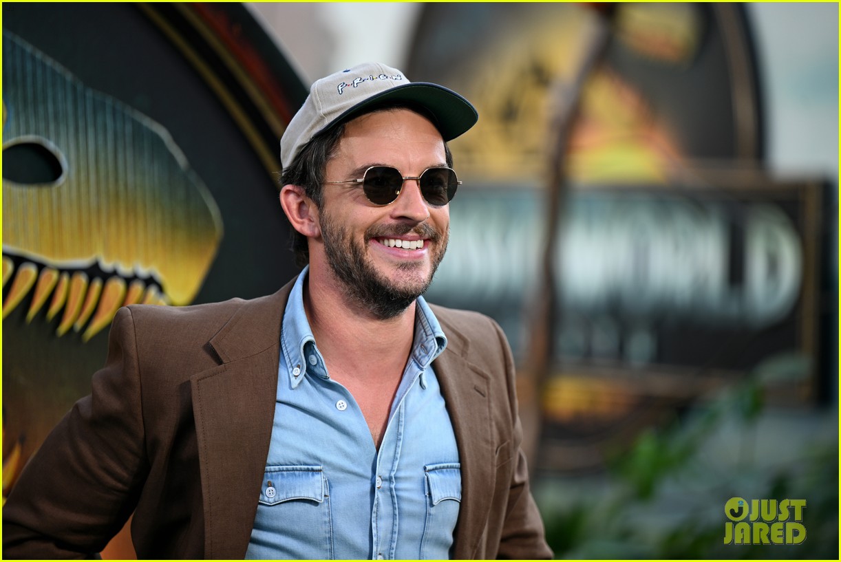 Scarlett Johansson & Jonathan Bailey Share a Red Carpet Kiss at ...