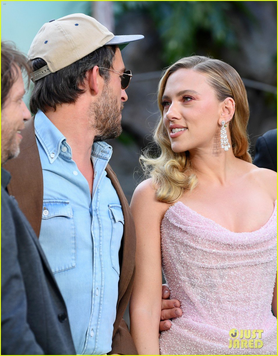 Scarlett Johansson & Jonathan Bailey Share a Red Carpet Kiss at ...