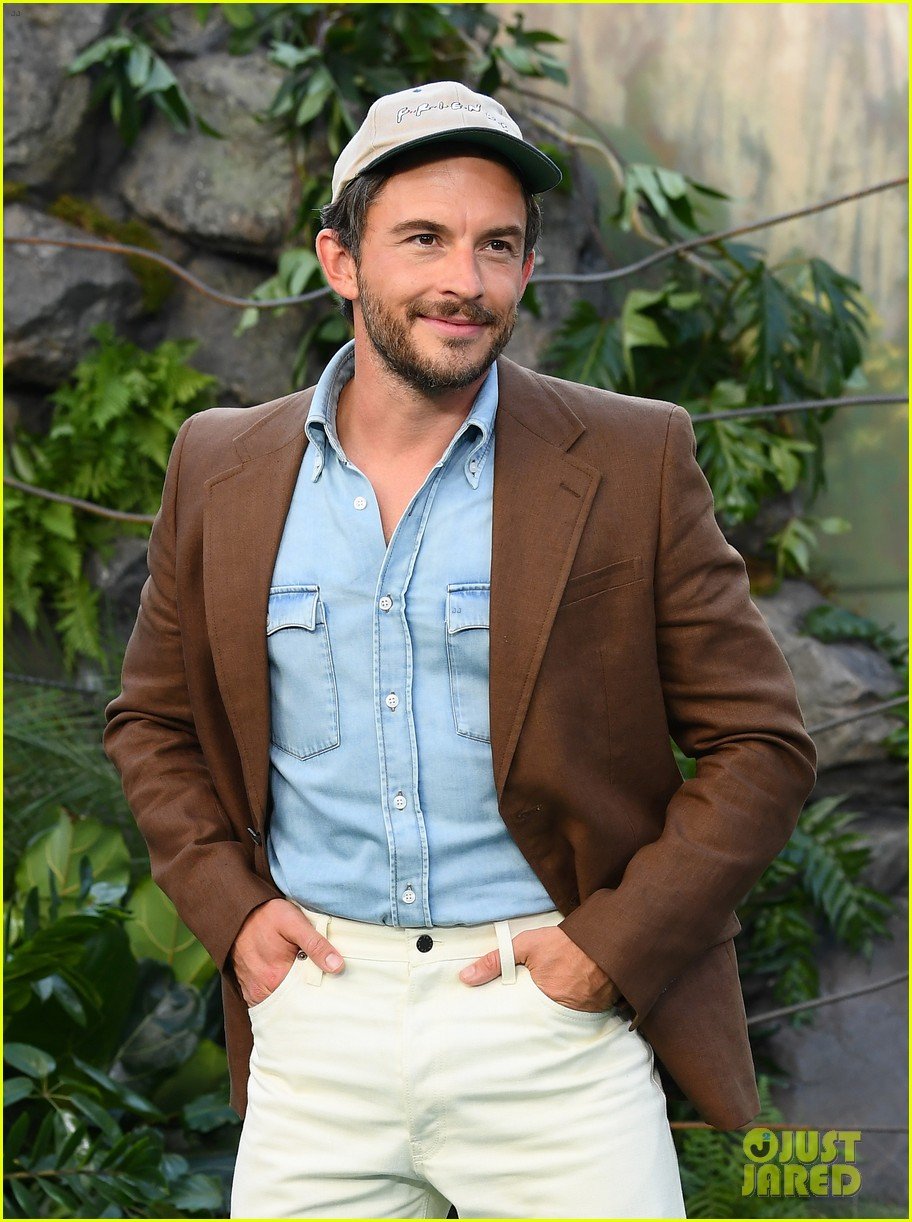 Scarlett Johansson & Jonathan Bailey Share a Red Carpet Kiss at ...