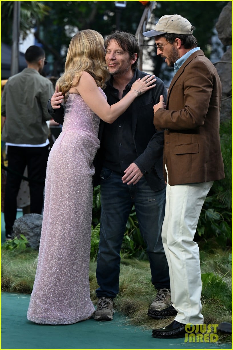 Scarlett Johansson & Jonathan Bailey Share a Red Carpet Kiss at ...