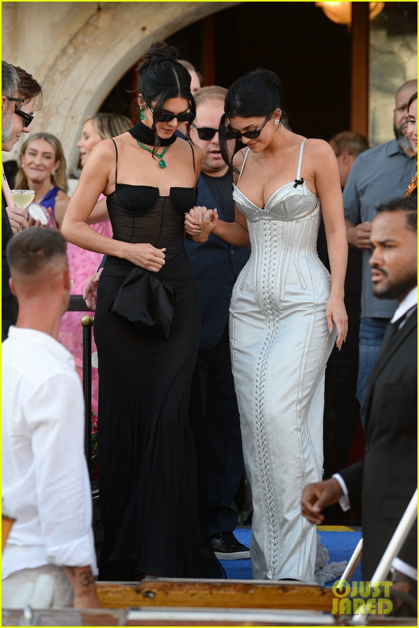 Kardashian-Jenners at Bezos & Sanchez Wedding: Kim, Khloe, Kendall, Kylie & Kris Spotted All ...