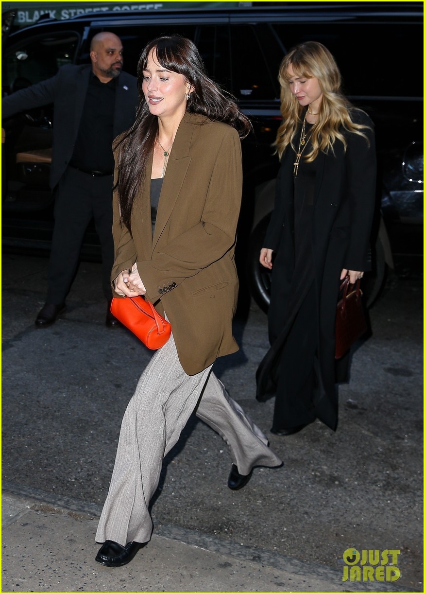 Jennifer Lawrence & Dakota Johnson Get Dinner Together in NYC!: Photo ...