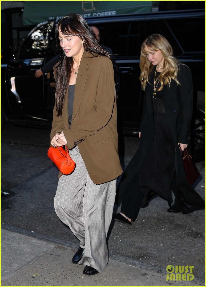 Jennifer Lawrence & Dakota Johnson Get Dinner Together in NYC!: Photo ...