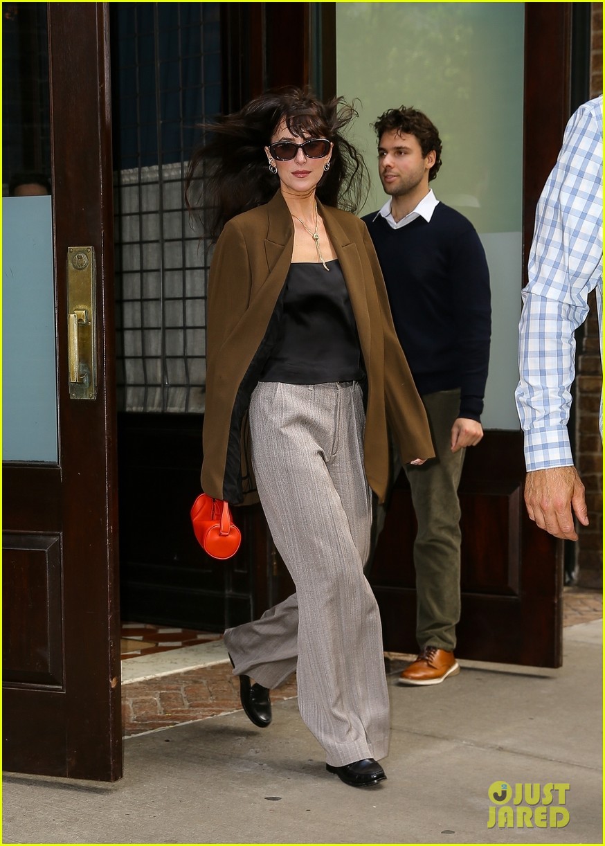 Jennifer Lawrence & Dakota Johnson Get Dinner Together in NYC!: Photo ...