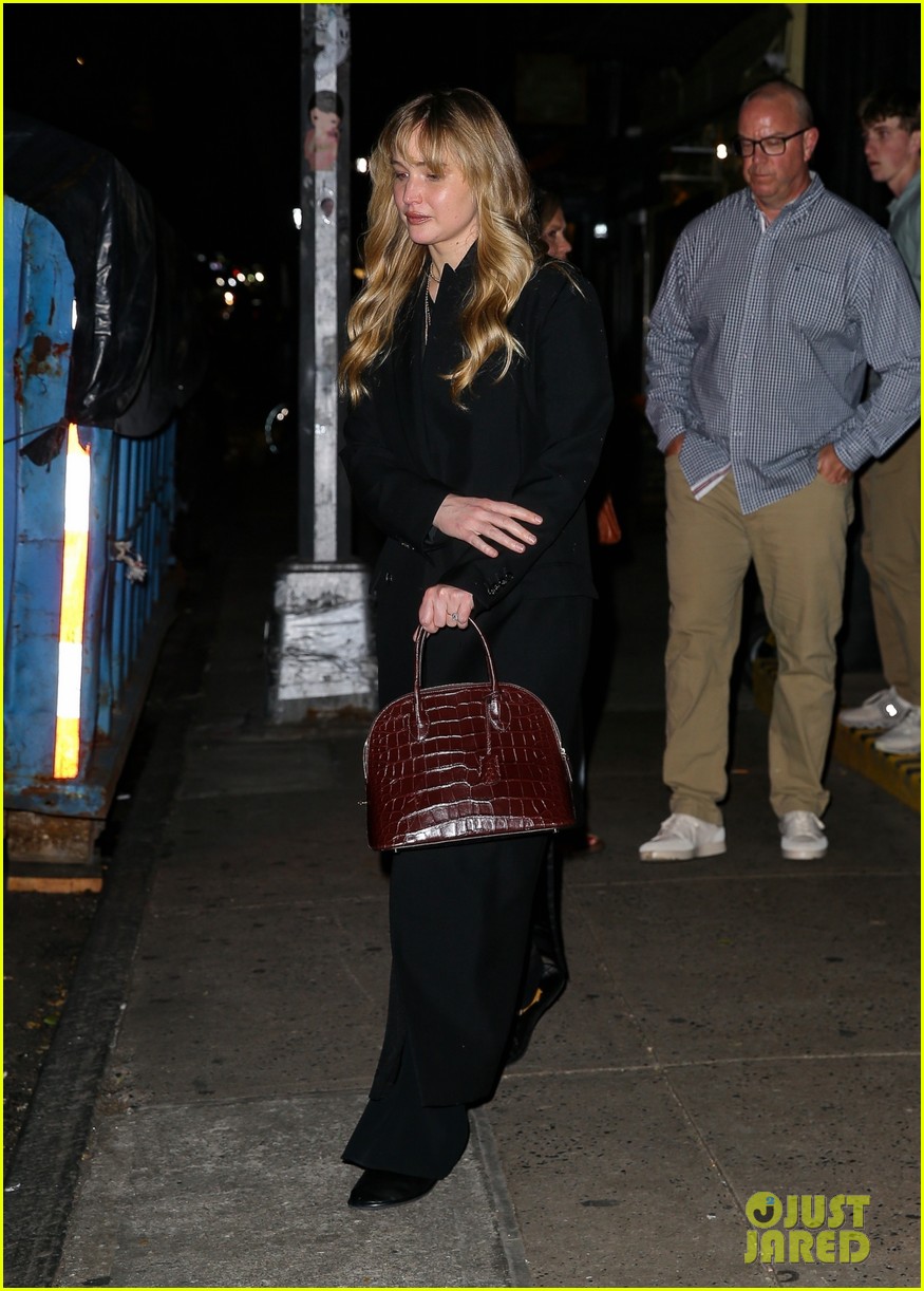 Jennifer Lawrence & Dakota Johnson Get Dinner Together in NYC!: Photo ...