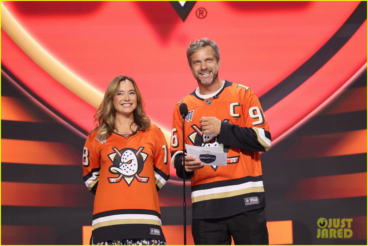 Joshua Jackson & Marguerite Moreau Have a 'Mighty Ducks' Reunion at ...