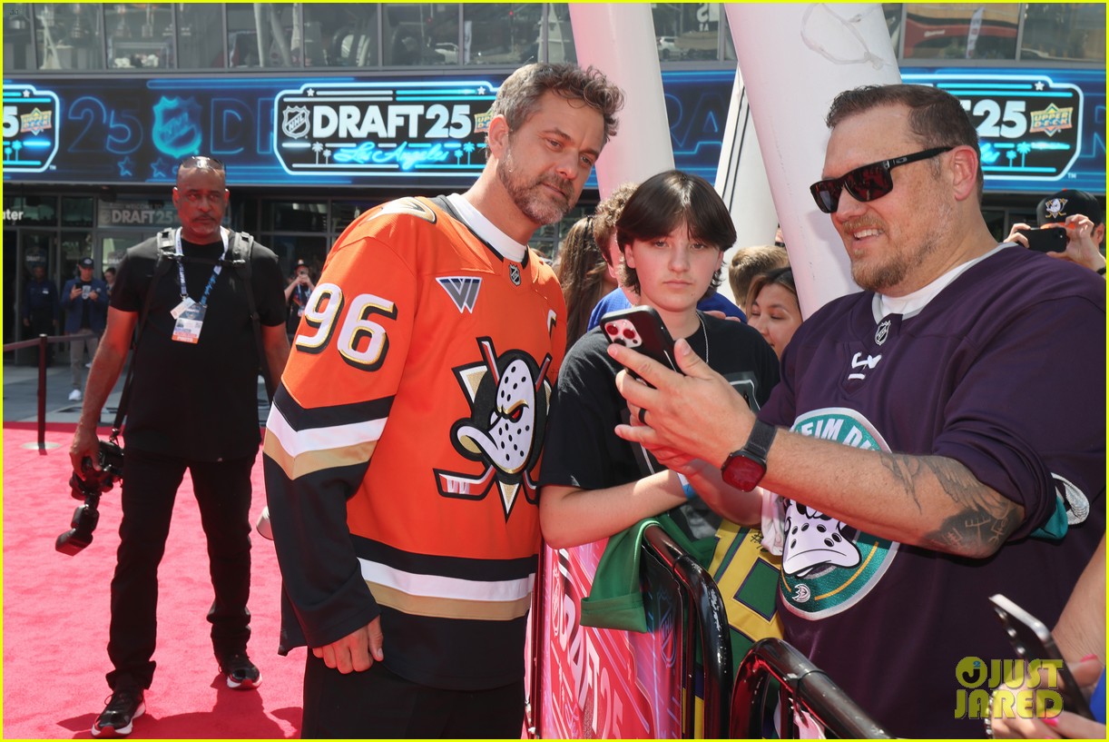 Joshua Jackson & Marguerite Moreau Have a 'Mighty Ducks' Reunion at ...