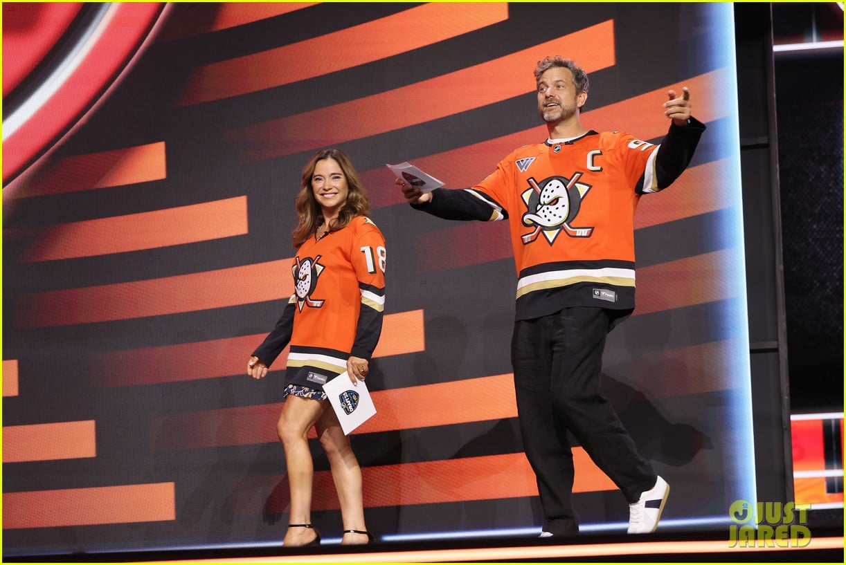 Joshua Jackson & Marguerite Moreau Have a 'Mighty Ducks' Reunion at ...