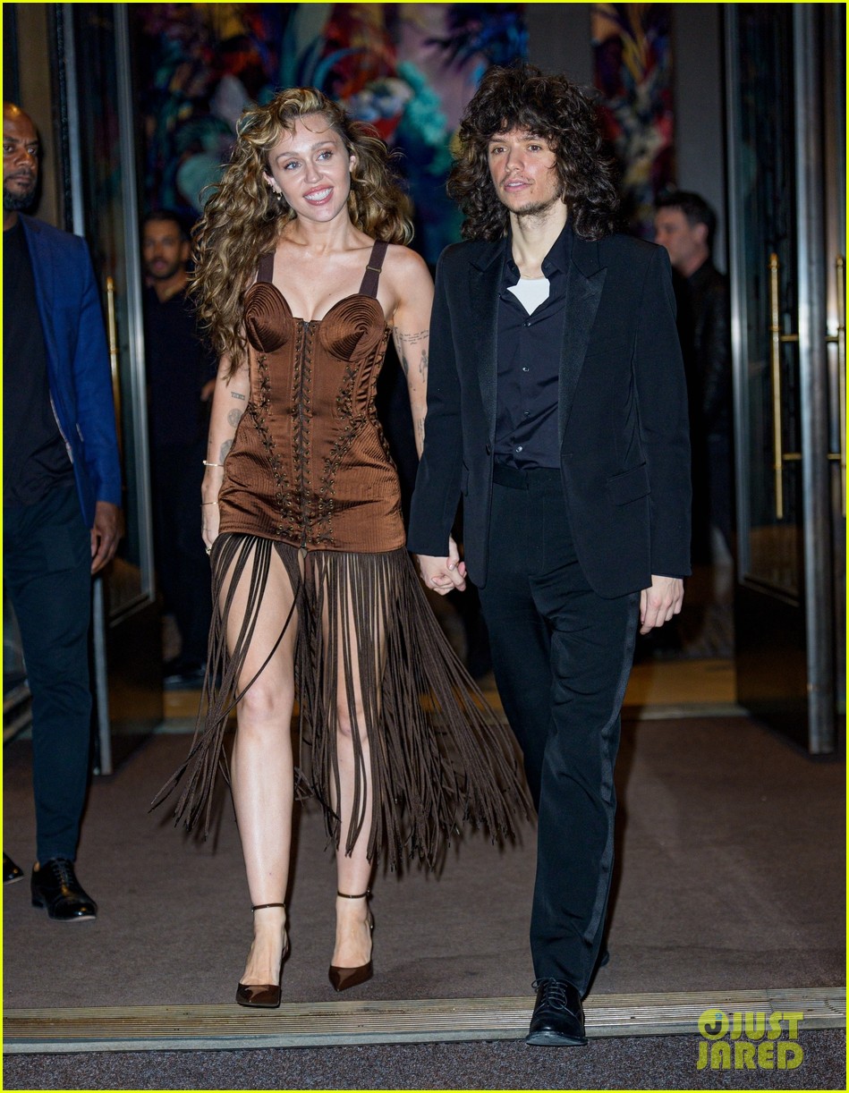 Miley Cyrus & Boyfriend Maxx Morando Hold Hands During Night Out in NYC ...