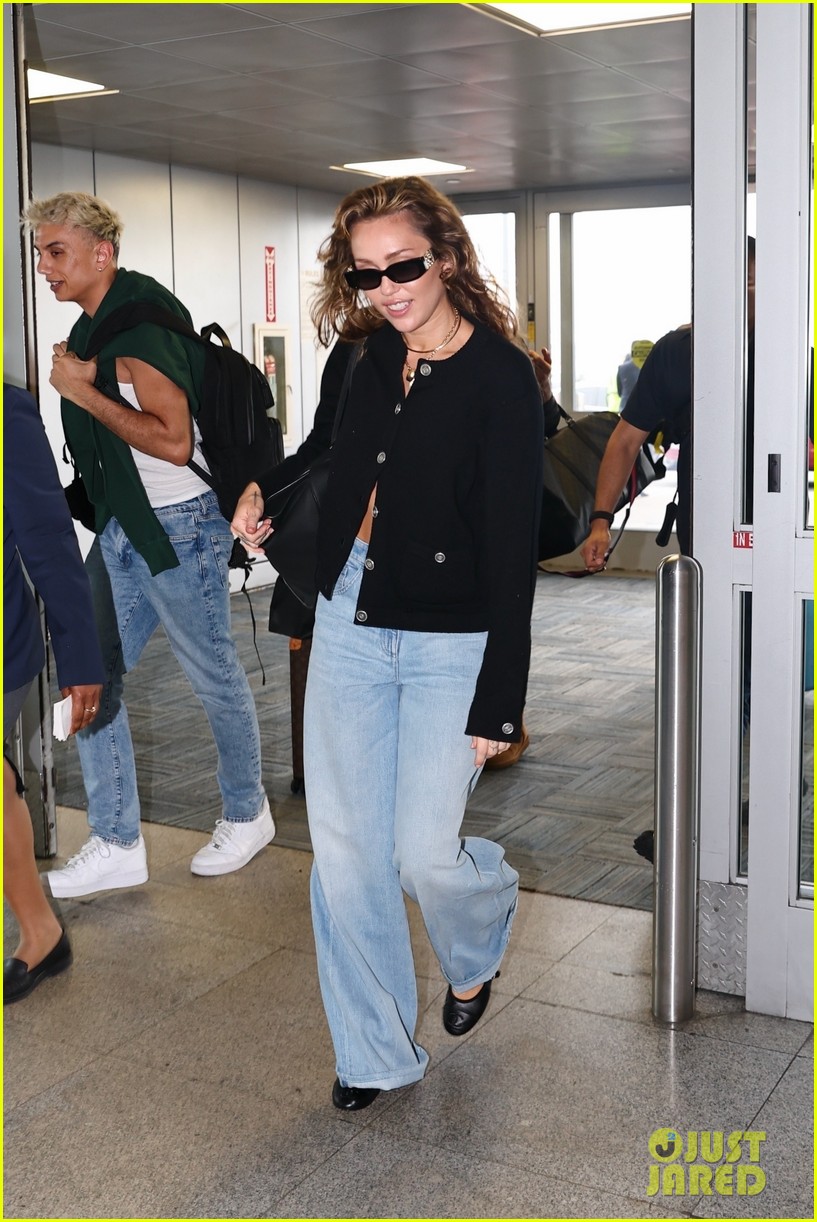 Miley Cyrus Reveals She Wasn't Allowed to Sing Hannah Montana Songs Until This Happened: Photo ...