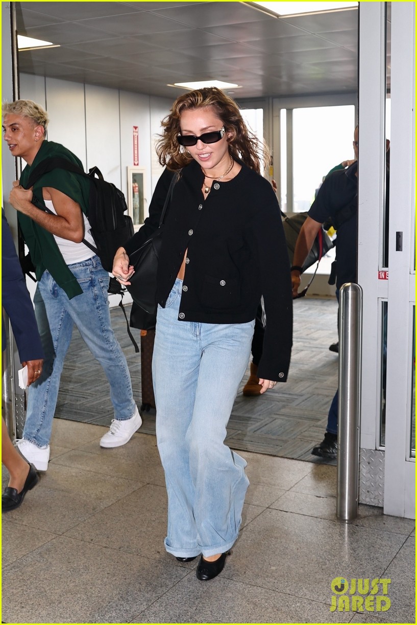 Miley Cyrus Reveals She Wasn't Allowed to Sing Hannah Montana Songs Until This Happened: Photo ...