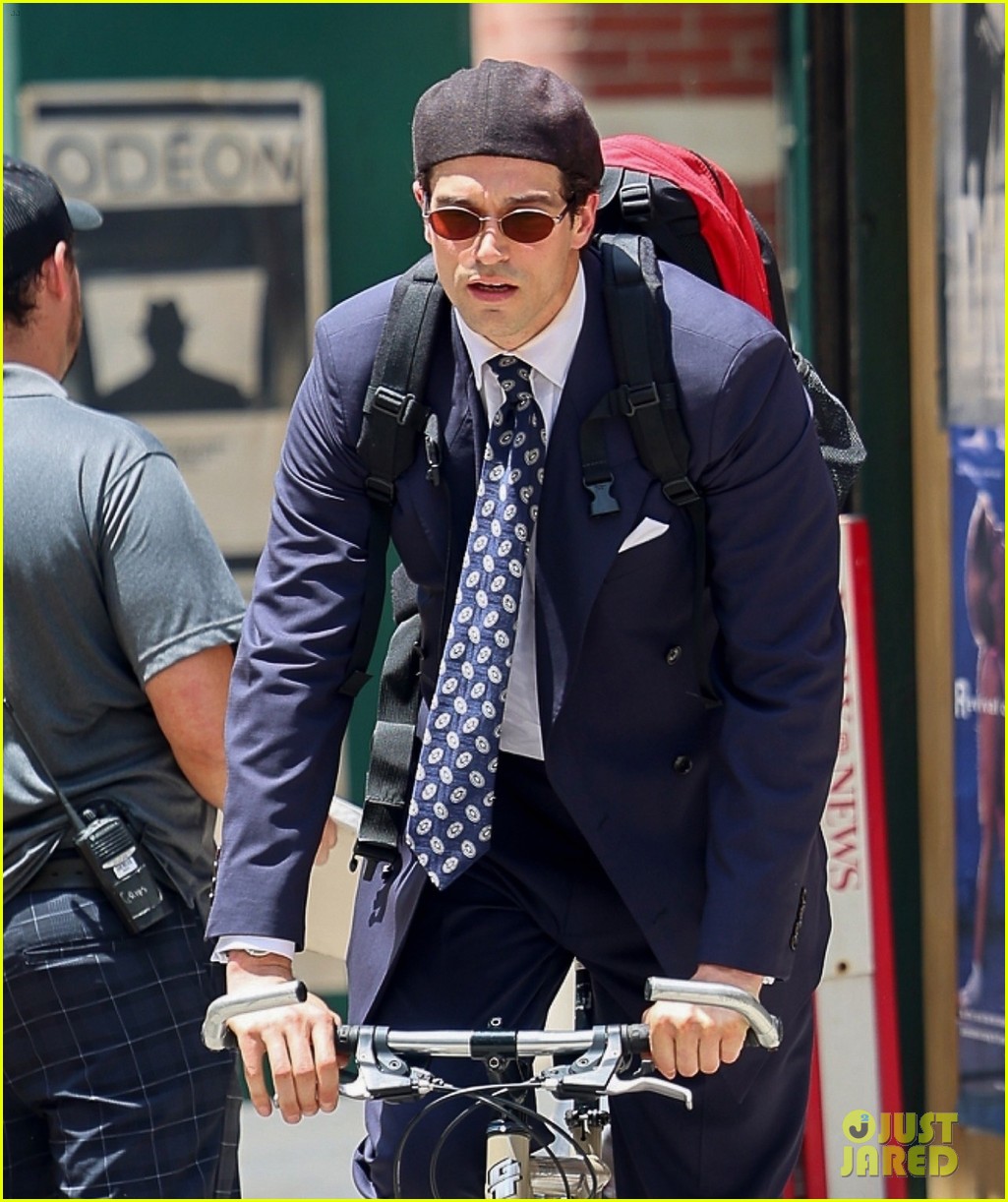 Paul Kelly Channels JFK Jr. as He Rides Bike on 'American Love Story ...