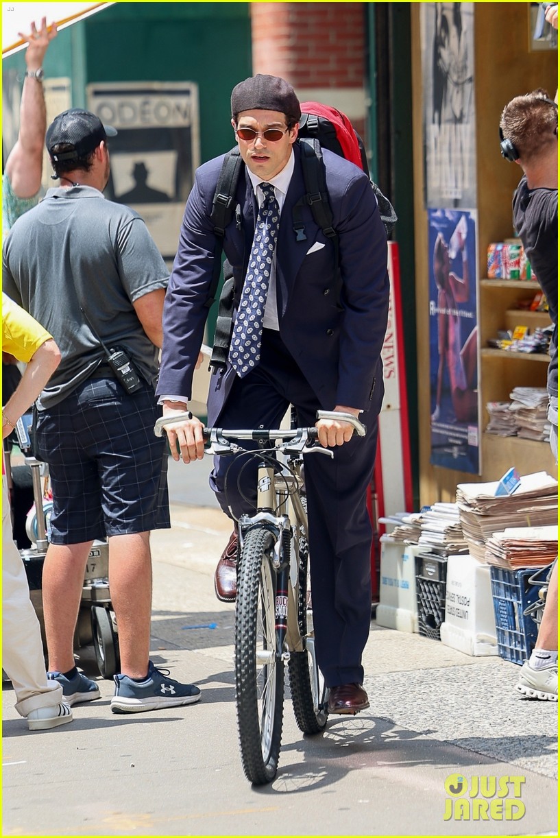 Paul Kelly Channels JFK Jr. as He Rides Bike on 'American Love Story ...