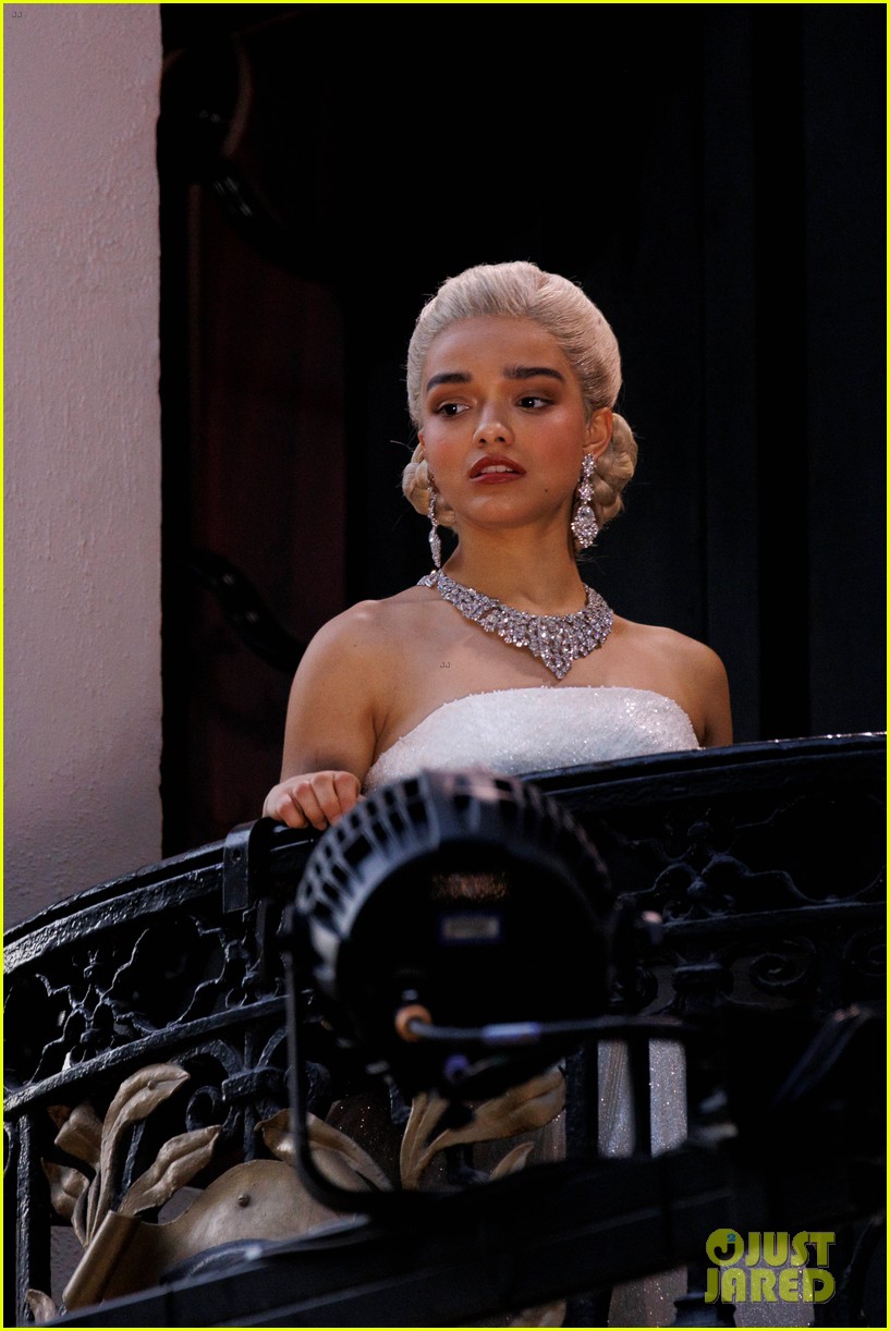 Rachel Zegler Begins 'Evita' Performances On London's West End, Draws ...