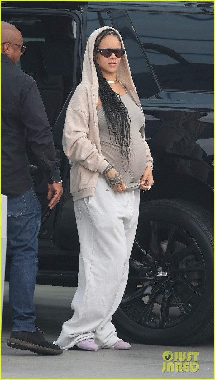 Rihanna Looks Cozy While Showing Off Baby Bump at LAX: Photo 5175106 ...