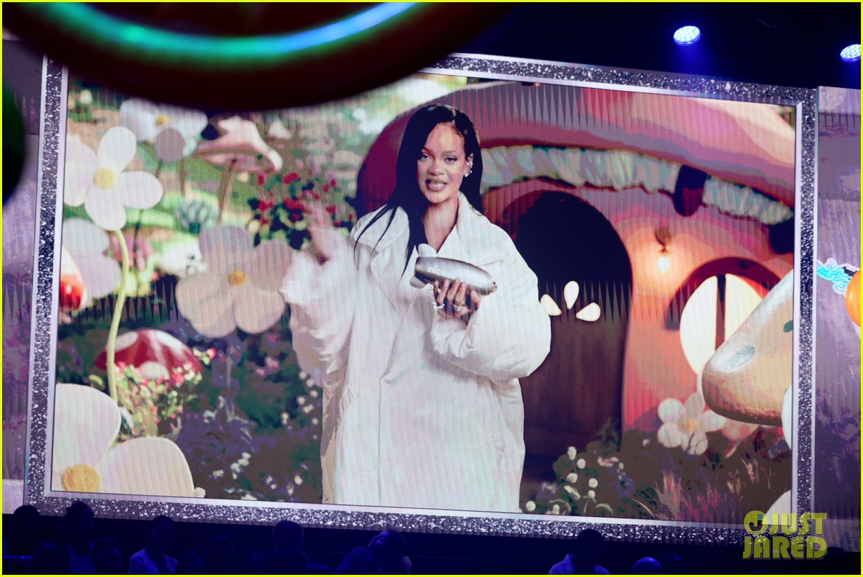 Rihanna Virtually Accepts Icon Award at Nickelodeon Kids' Choice Awards ...