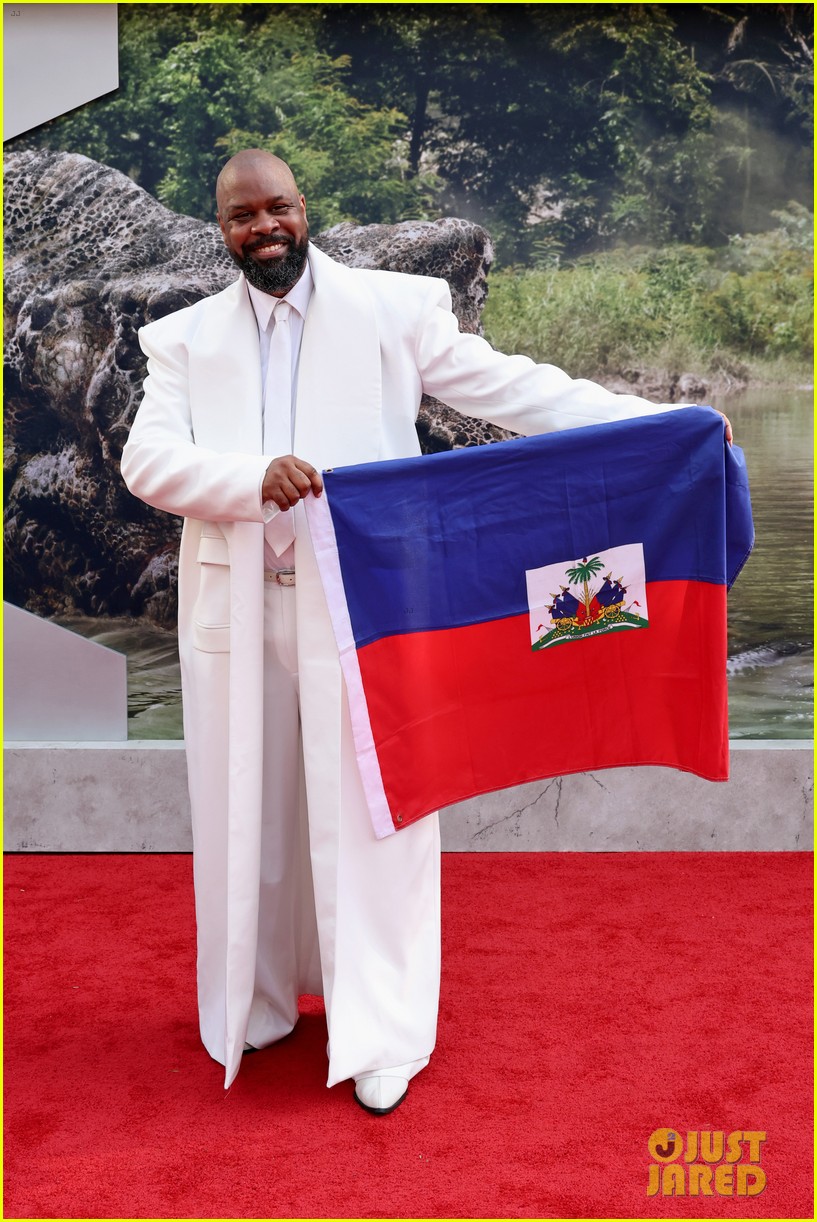 Scarlett Johansson & Jonathan Bailey Recreate Their 'Jurassic' Premiere ...