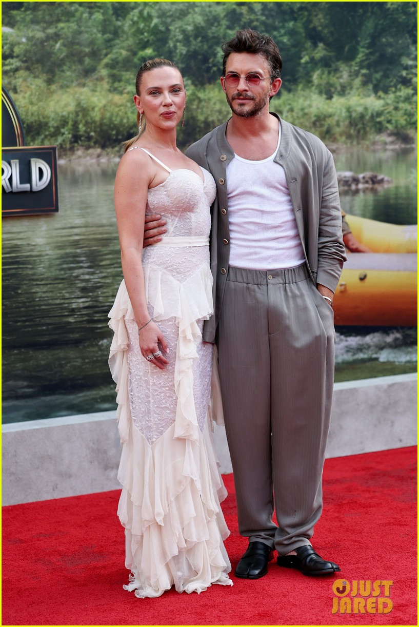 Scarlett Johansson & Jonathan Bailey Recreate Their 'Jurassic' Premiere ...
