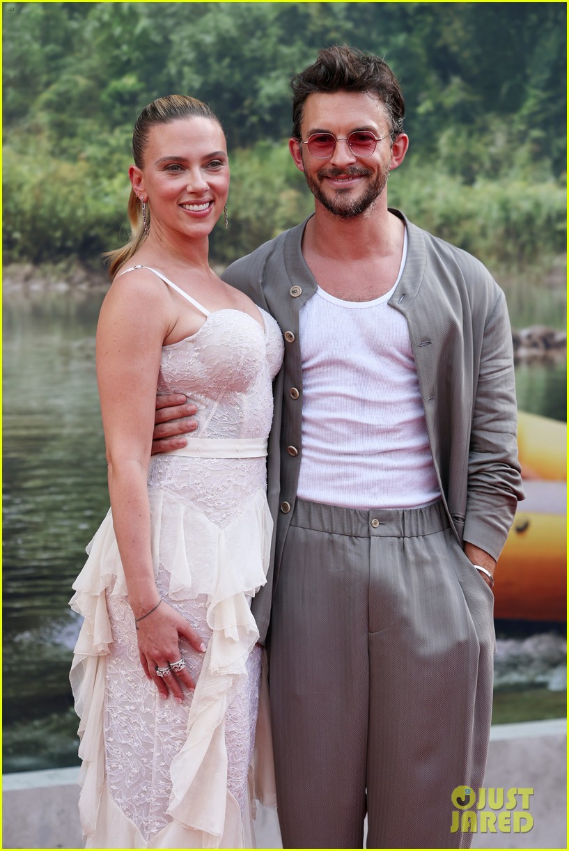 Scarlett Johansson & Jonathan Bailey Recreate Their 'Jurassic' Premiere ...