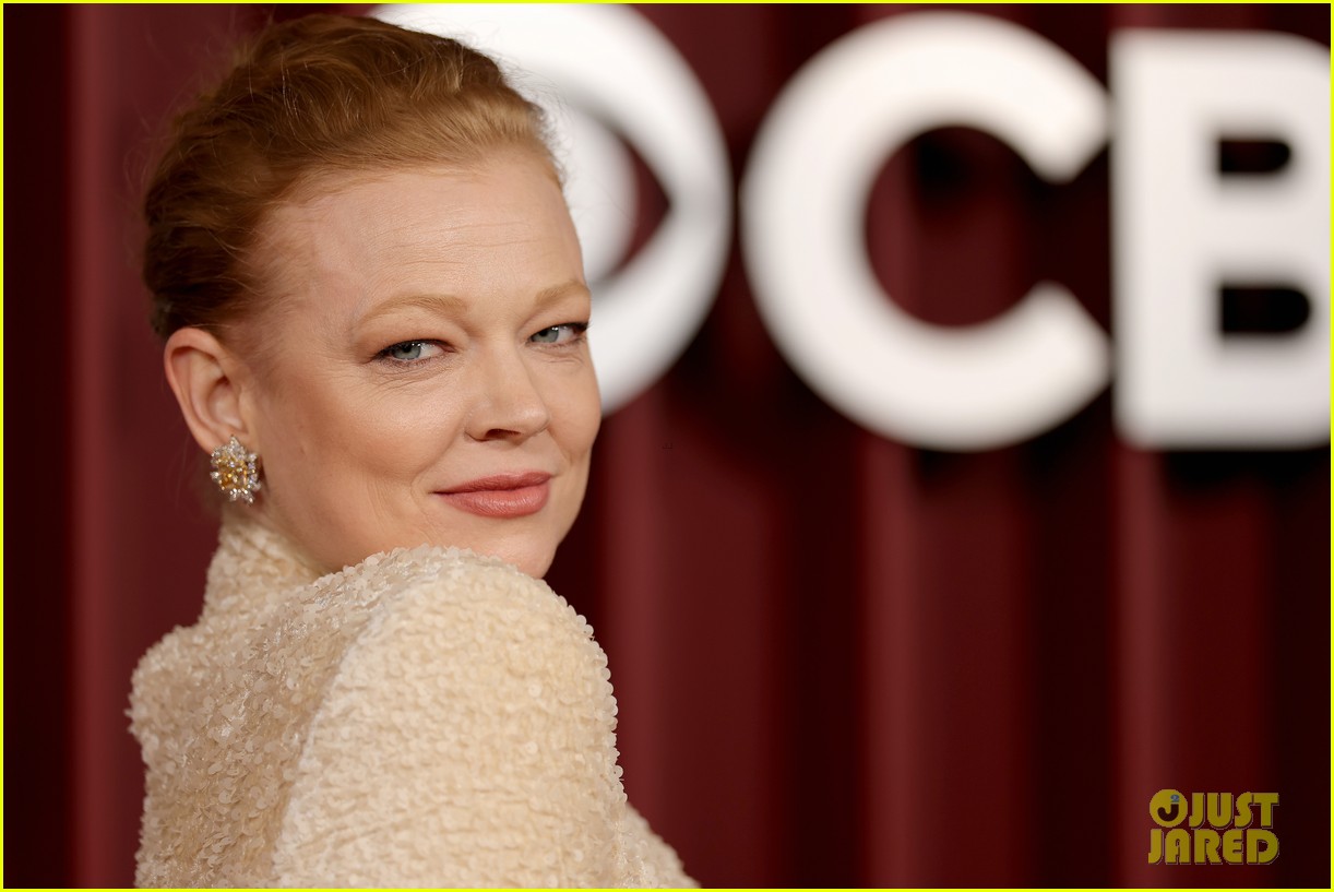 Sarah Snook & Husband Dave Lawson Are Last to Arrive On Tony Awards ...