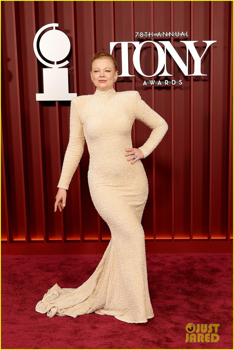 Sarah Snook & Husband Dave Lawson Are Last to Arrive On Tony Awards ...