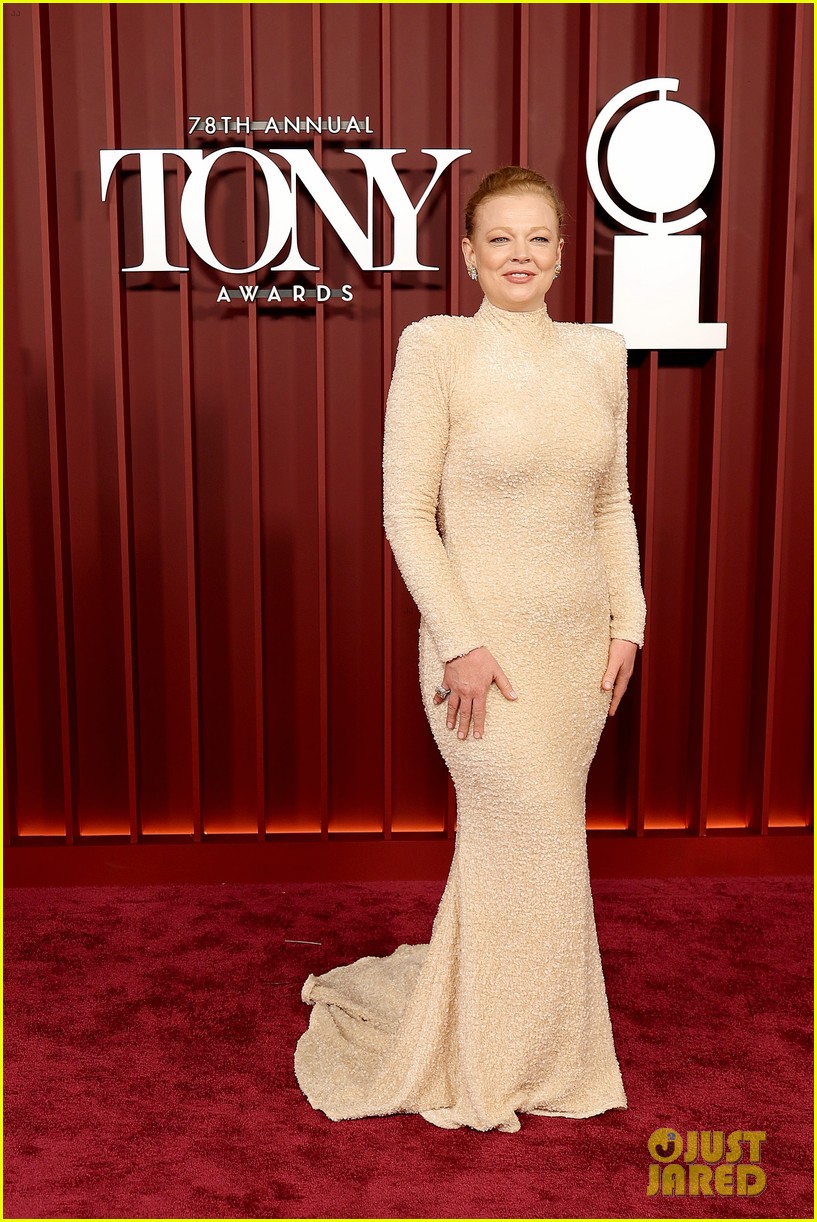 Sarah Snook & Husband Dave Lawson Are Last to Arrive On Tony Awards ...