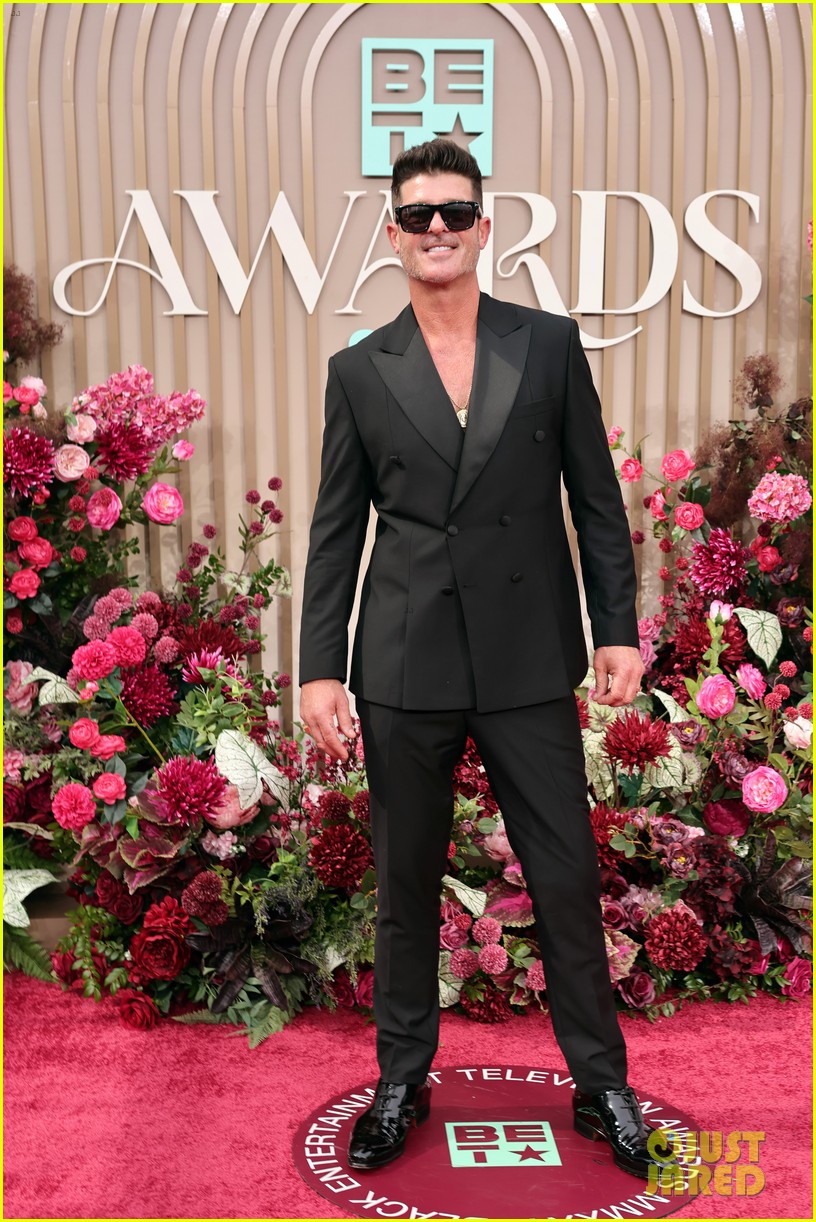 Robin Thicke & New Wife April Love Geary Make First Appearance as ...