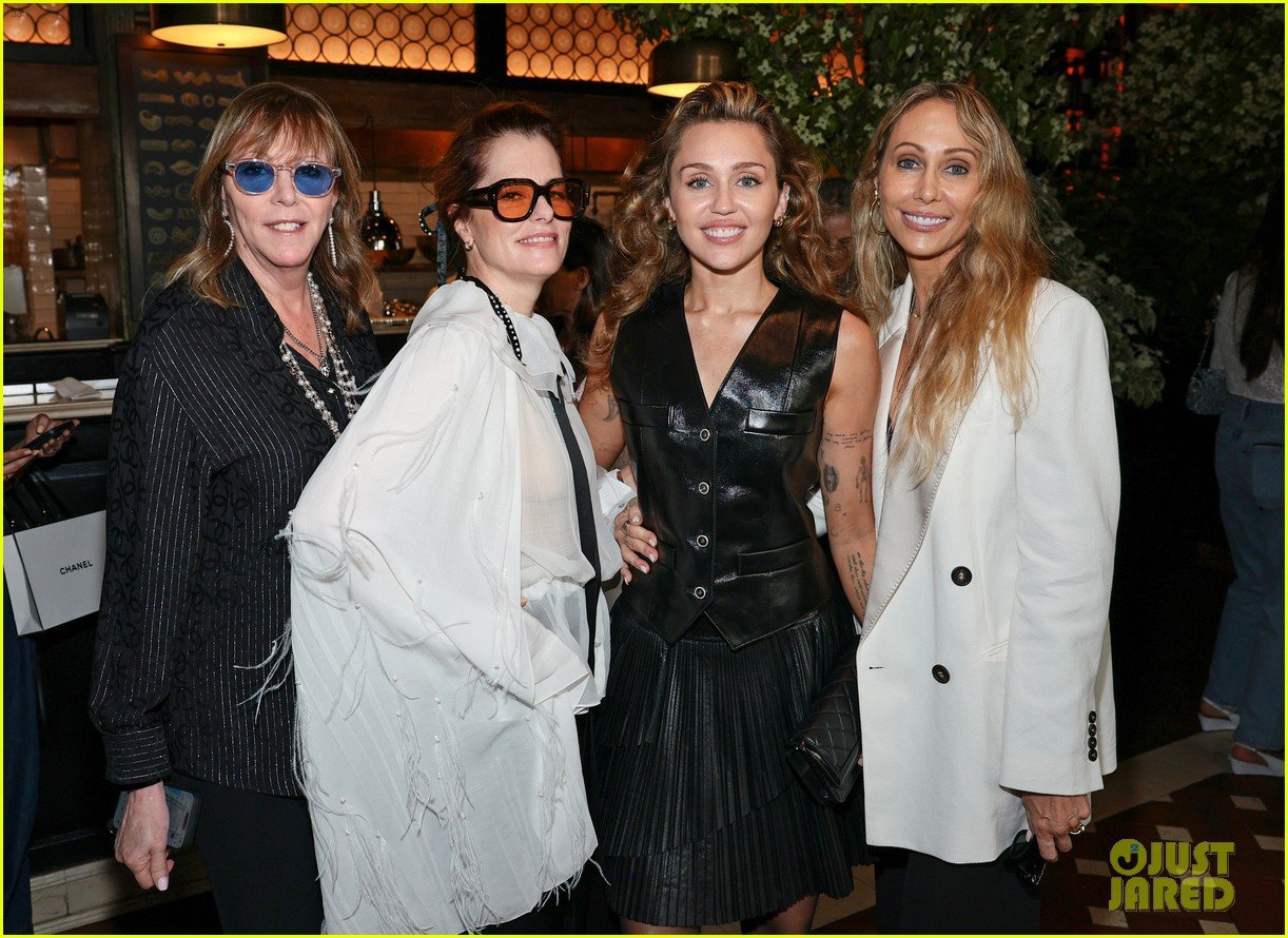 Miley Cyrus Joins Mariska Hargitay, Riley Keough, & More Stars at ...