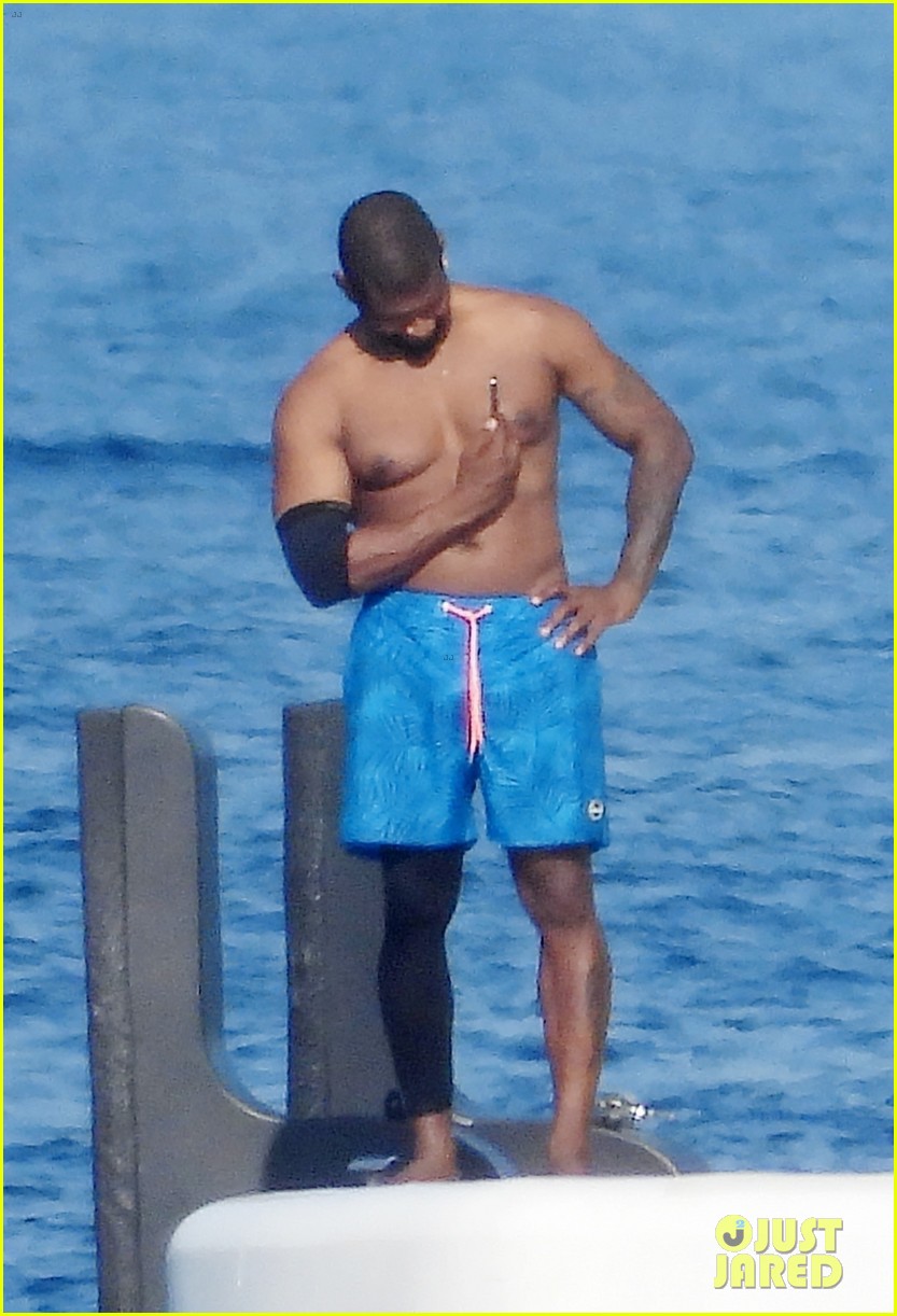 Usher Goes Shirtless During Yacht Day in Italy with Wife Jenn Goicoechea: Photo 5176073 | Bikini ...