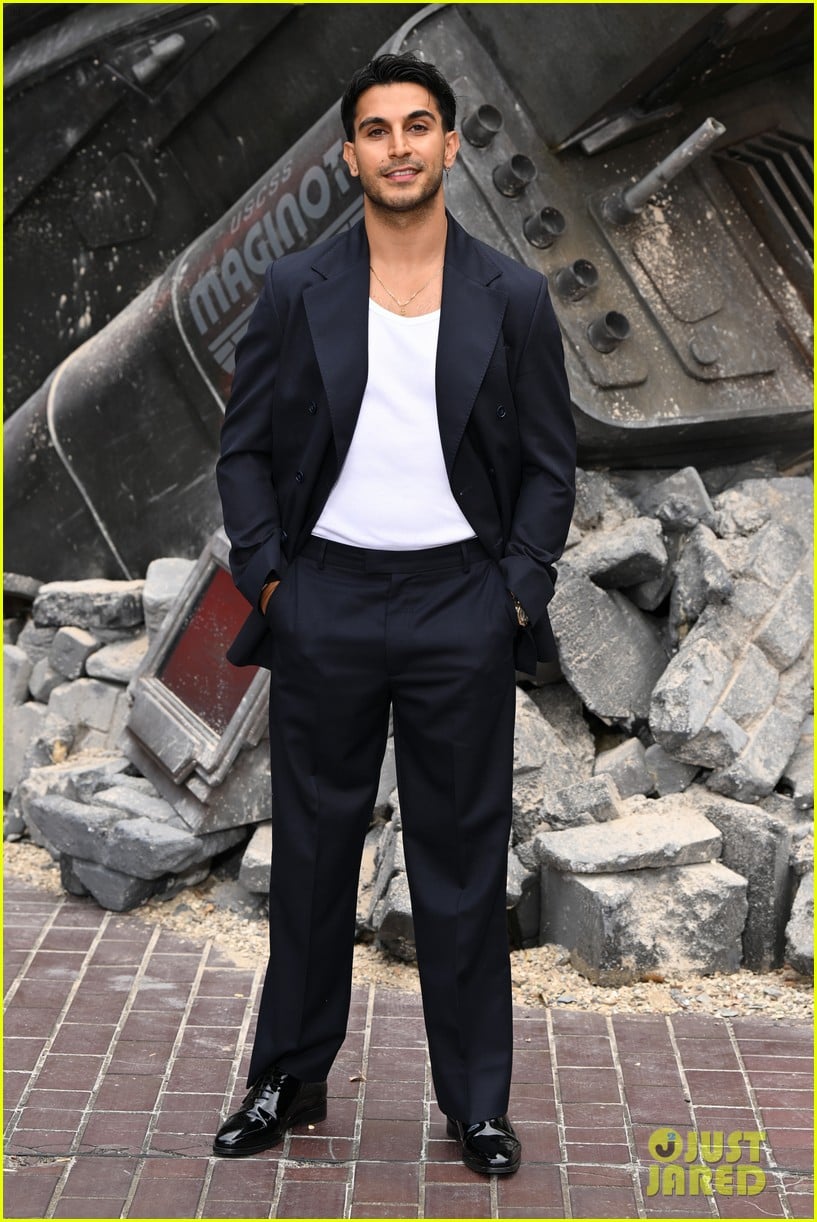 Timothy Olyphant, Sydney Chandler, & More Step Out for 'Alien: Earth ...