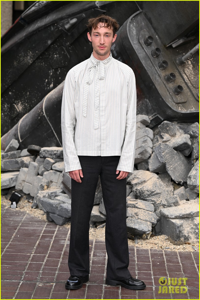 Timothy Olyphant, Sydney Chandler, & More Step Out for 'Alien: Earth ...