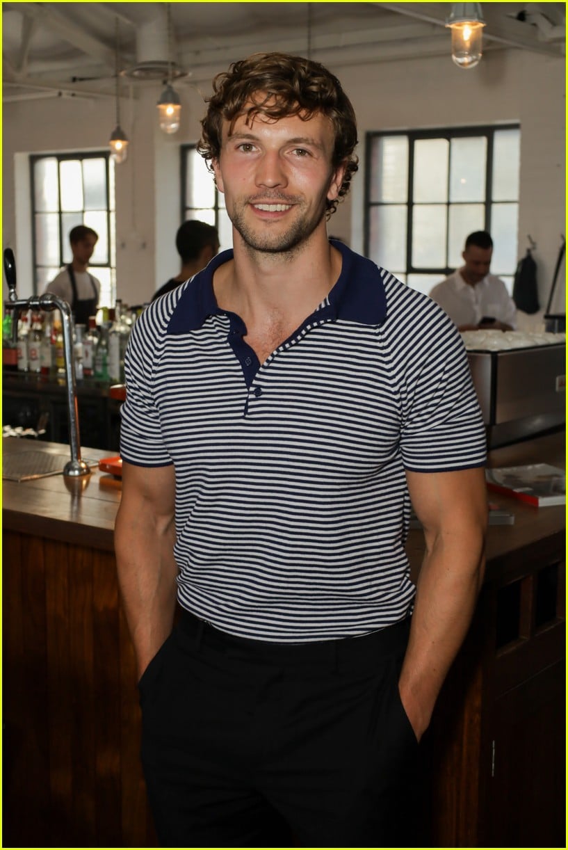 Andrew Scott Bares Buff Arms at Imagine Magazine Launch Event in London ...