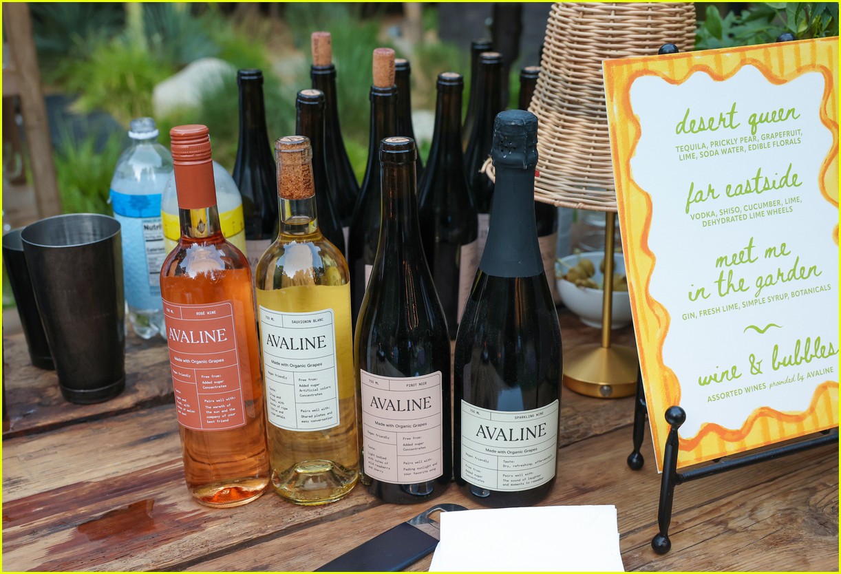 Hilary Duff Hosts a Garden Party at Home to Celebrate the New Fragrance ...