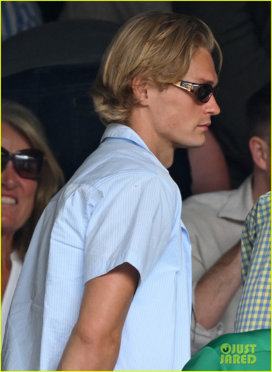 'Willow' Actress Ellie Bamber Cuddles Up to Oliver Overgaard at ...