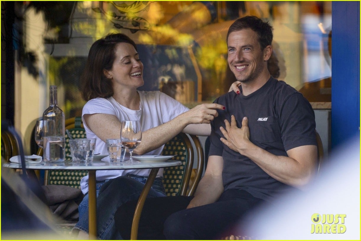 Claire Foy Still Going Strong with Boyfriend Charlie Cunningham, Spotted Looking So Cute ...