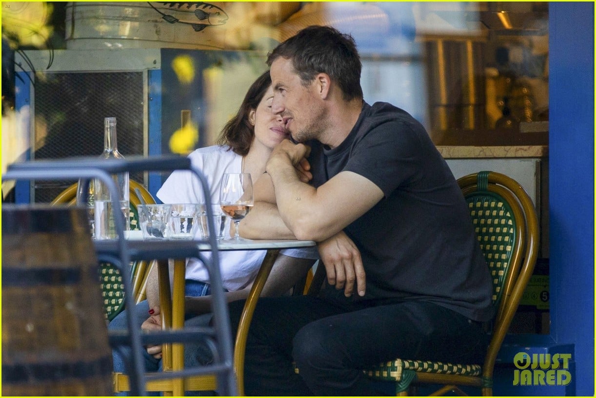 Claire Foy Still Going Strong with Boyfriend Charlie Cunningham, Spotted Looking So Cute ...