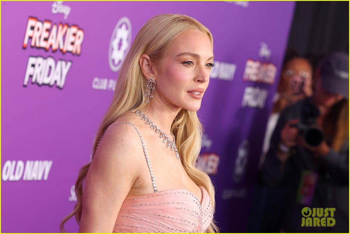 Lindsay Lohan Has a 'Parent Trap' Reunion at 'Freakier Friday' Los Angeles Premiere: Photo ...