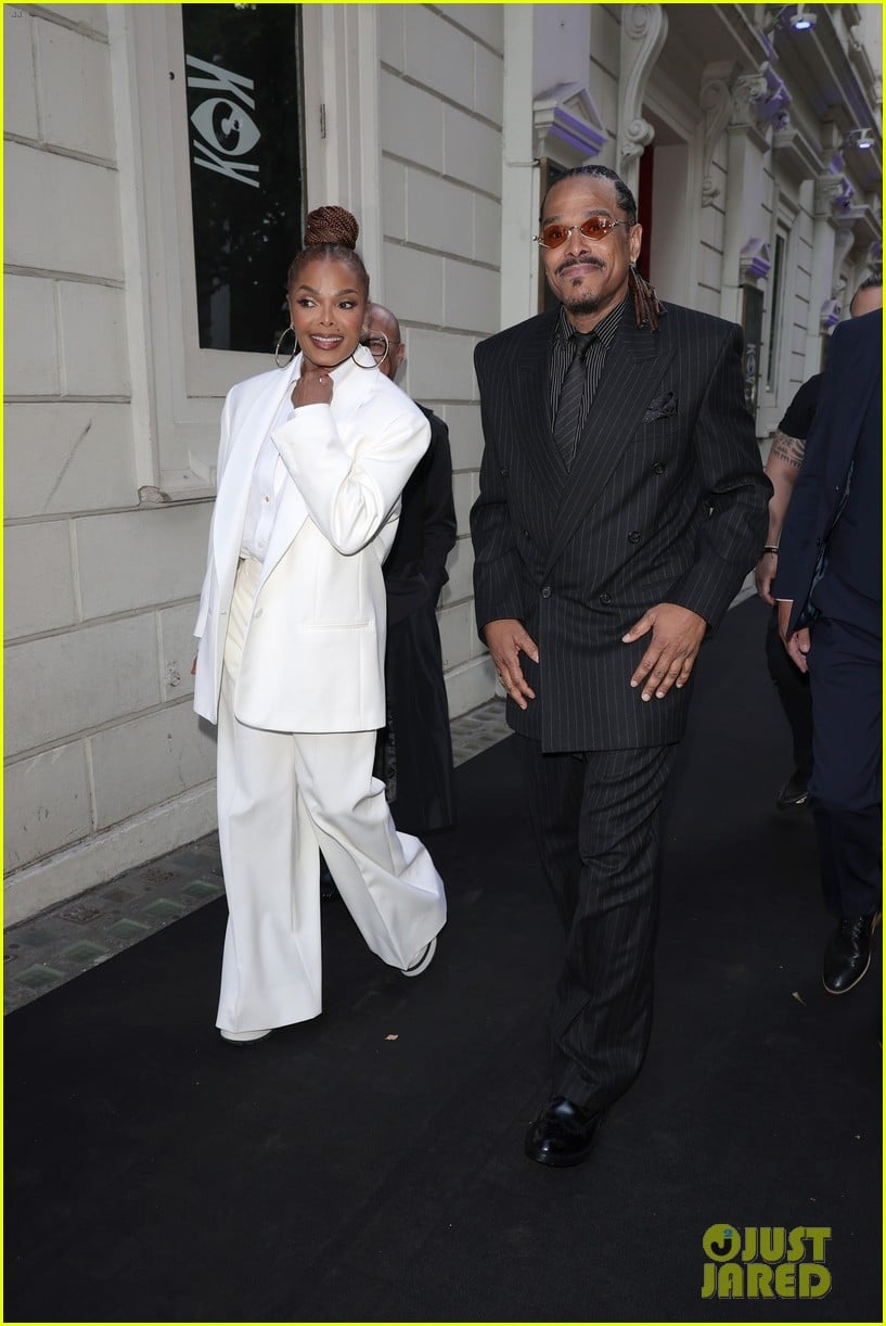 Janet Jackson Sparks Dating Rumors with Singer Maxwell While Holding ...