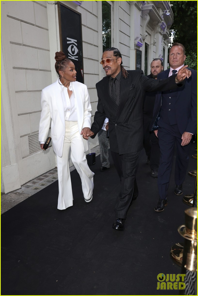 Janet Jackson Sparks Dating Rumors with Singer Maxwell While Holding ...