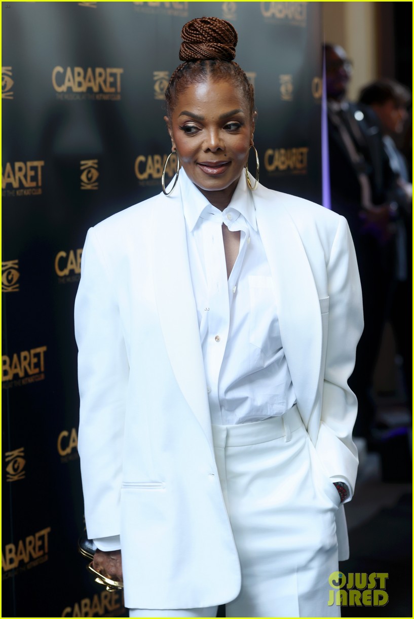 Janet Jackson Sparks Dating Rumors with Singer Maxwell While Holding ...
